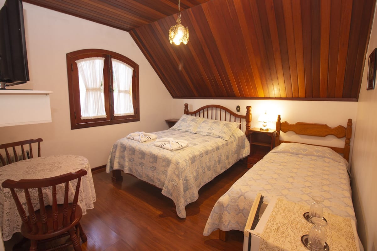 Quarto triplo standard, várias camas, para não fumantes | Frigobar, cortinas blackout, quartos à prova de som, berços (sobretaxa)