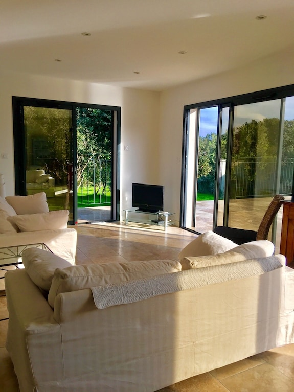 Jolie Villa Neuve Climatisée Avec Piscine Chauffee Dans La Campagne D Uzes - Uzès