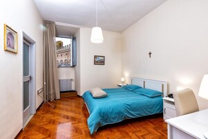 Quarto Duplo | Secretária, Wi-fi grátis, roupa de cama fornecida 