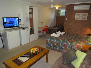 Quarto Familiar, várias camas | Sala de estar | Televisor LCD de 32 polegadas com canais por cabo, televisor 