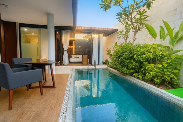 Piscina externa, guarda-sóis, espreguiçadeiras