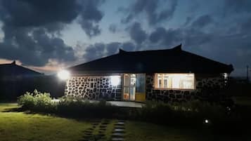 Fachada do alojamento (tarde/noite)