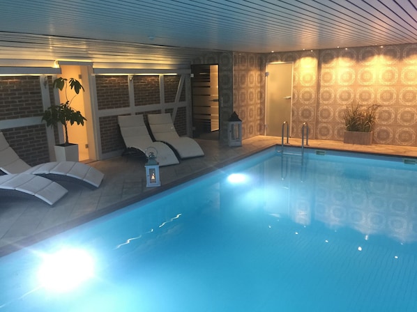 Piscina interna, funciona das 8h às 21h, espreguiçadeiras