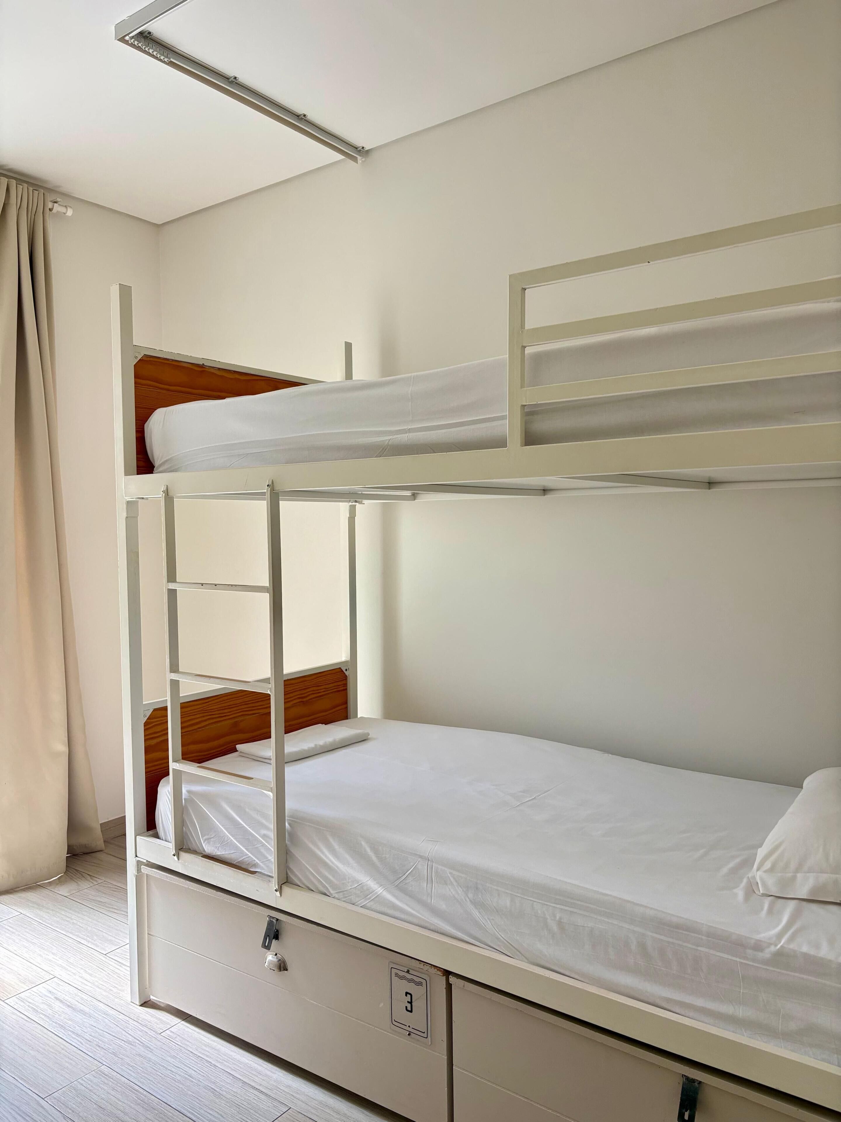 Dormitório Partilhado, Feminino, Casa de Banho Partilhada (4 Camas) | Cortinas/cortinados opacos, quartos insonorizados 