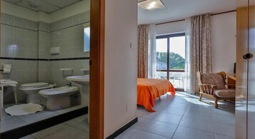Minibar, cofre no quarto, Wi-fi grátis, roupa de cama fornecida