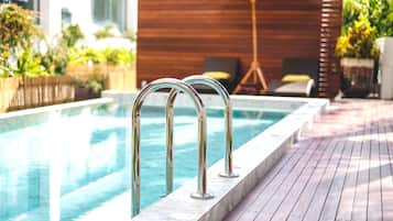 Piscina exterior, espreguiçadeiras