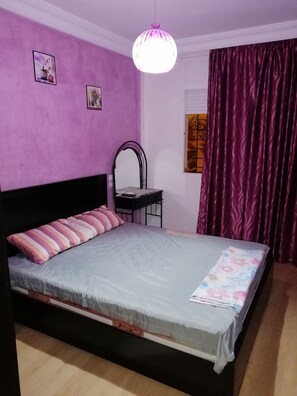 Ferro/tábua de engomar, Wi-fi grátis, roupa de cama fornecida 