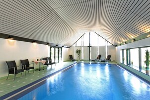 Piscina interior, espreguiçadeiras 