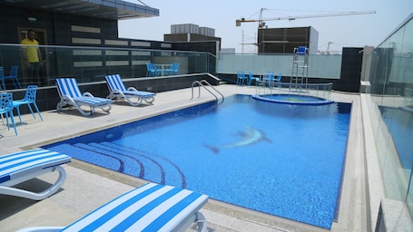 Piscina exterior, guarda-sóis . Tulip Al Barsha Hotel Apartment