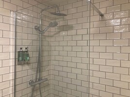 Quarto Duplo Superior | Casa de banho | Artigos de higiene pessoal grátis, um secador de cabelo 