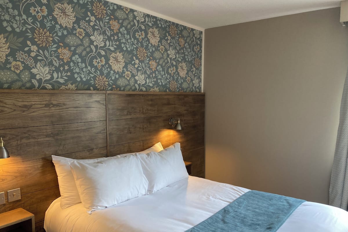 Quarto casal superior | Escrivaninha, Wi-Fi, roupa de cama