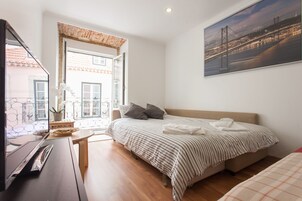 Apartamento, 1 quarto (1E) | Sala | Televisor de ecrã plano de 32 polegadas com canais por cabo, televisor 