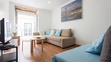Apartamento, 1 quarto (1E) | Sala de estar | TV de tela plana 32 polegadas com canais a cabo, TV