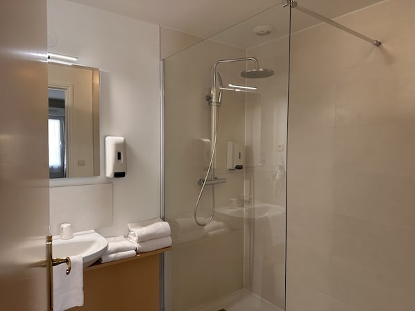 Quarto Duplo ou Twin Clássico, casa de banho privativa, vista para o jardim | Casa de banho