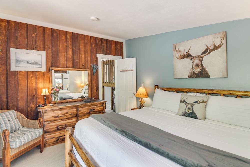Cabin On Clear Creek: A Hobbit’s Retreat! - Idaho Springs, CO