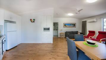 Apartamento luxo, 1 cama Queen | Área de estar | TV de tela plana
