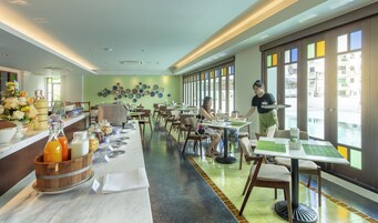Café da manhã diário mediante uma taxa