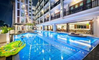 Piscina externa, funciona das 7h às 23h, espreguiçadeiras