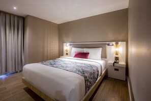 Deluxe Double Room | Frigobar, cofres nos quartos, escrivaninha, cortinas blackout