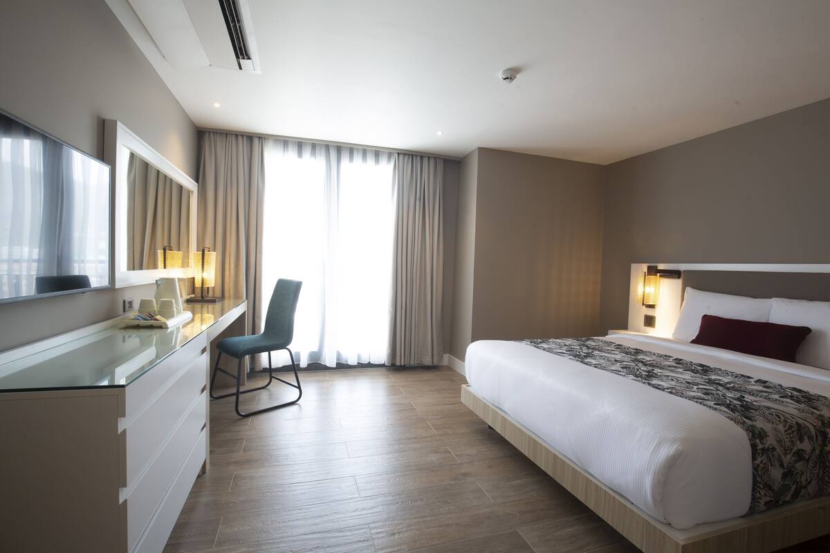 Frigobar, cofres nos quartos, escrivaninha, cortinas blackout