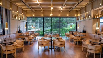 Pequenos-almoços, almoços, jantares servidos, cozinha internacional