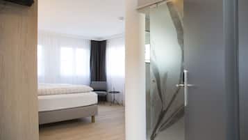 Quarto casal empresarial, vista para a montanha | Roupas de cama de algodão egípcio, roupas de cama premium, frigobar