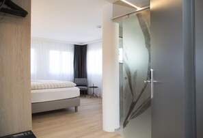 Quarto casal empresarial, vista para a montanha | Roupas de cama de algodão egípcio, roupas de cama premium, frigobar