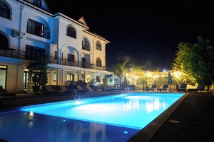 Piscina externa, guarda-sóis, espreguiçadeiras