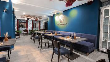 Pequenos-almoços, almoços, jantares servidos, cozinha internacional