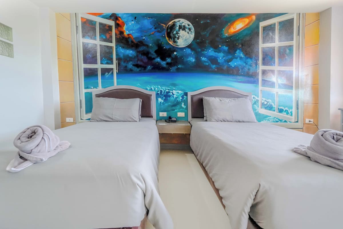 Quarto duplo luxo, 2 camas de solteiro, para não fumantes | Individualmente decorados, individualmente mobiliados, escrivaninha