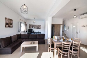 Villa, 2 quartos, piscina privativa | Sala de estar | TV de ecrã plano 