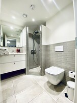 Suíte júnior, sacada | Banheiro | Chuveiro, secador de cabelo, piso aquecido, toalhas de banho