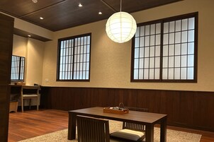 Quarto Duplo em estilo japonês | Frigobar, Wi-Fi de cortesia, roupa de cama