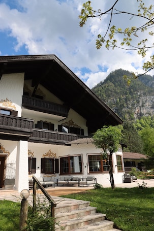 Fachada da propriedade. Pension Almhof Baumgarten