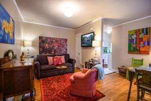 Loft, 1 cama de casal, para não fumantes, vista para o jardim | Área de estar | Smart TV 55 polegadas com canais digitais, TV, Netflix