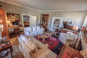 Área de estar no saguão