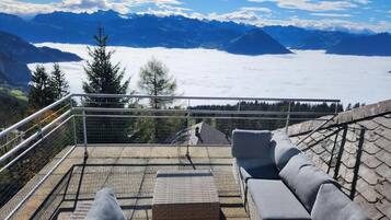 Exclusive Room with Private Rooftop Terrace, Outdoor Jacuzzi, Lake and Mountain View | Roupa de alta qualidade, secretária