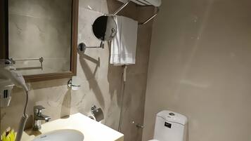 Um polibã, artigos de higiene pessoal grátis, um secador de cabelo