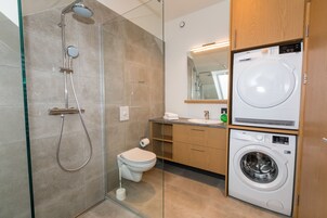 Apartamento de Luxo (for two) | Casa de banho | Um polibã, artigos de higiene pessoal grátis, um secador de cabelo 