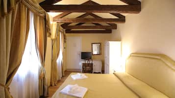 Quarto casal básico, acessível, para não fumantes | Cofres nos quartos, escrivaninha, cortinas blackout