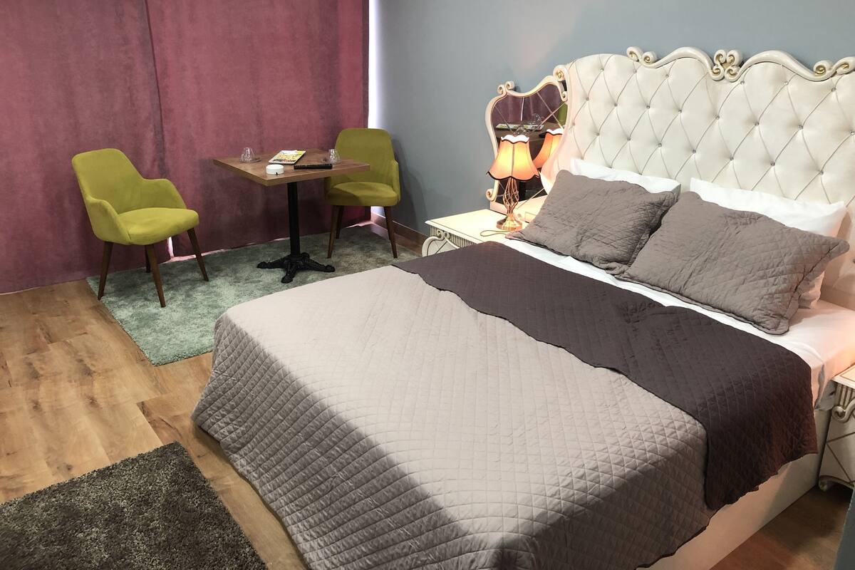 Quarto Duplo Deluxe | Roupa de alta qualidade, secretária 