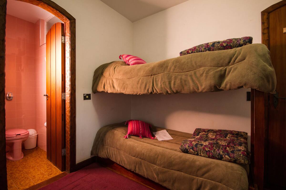 Suite, casa de banho privativa (Beliche) | Roupa de alta qualidade, Wi-fi grátis, roupa de cama fornecida