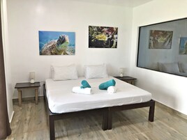 Quarto Deluxe, vista para o mar | Minibar, quartos insonorizados, Wi-fi grátis, roupa de cama fornecida 