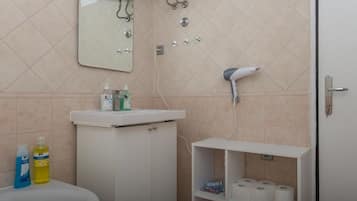 Estúdio luxo (2) | Banheiro | Chuveiro, toalhas de banho