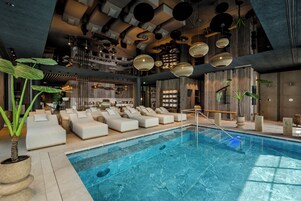 Piscina interna, piscina externa, funciona das 7h às 22h, guarda-sóis