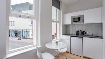Studio Apartment | Cozinha americana privada | Geladeira, micro-ondas, fogão, cooktop
