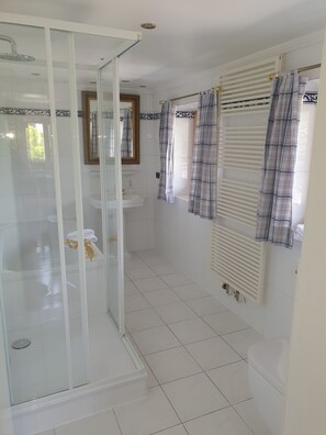 Apartamento tradicional, 1 quarto | Banheiro | Chuveiro, ducha de hidromassagem, secador de cabelo, toalhas de banho