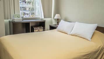 Quarto Duplo Deluxe, 1 cama queen-size, casa de banho anexa | 1 quarto, quartos insonorizados, Wi-fi grátis, roupa de cama fornecida
