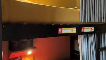 Quarto luxo, em dormitório misto, suíte | 1 quarto, quartos à prova de som, Wi-Fi de cortesia, roupa de cama