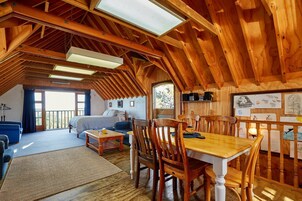 Casa Panorâmica, 3 quartos, vista para a montanha, em frente ao mar | Refeições no quarto